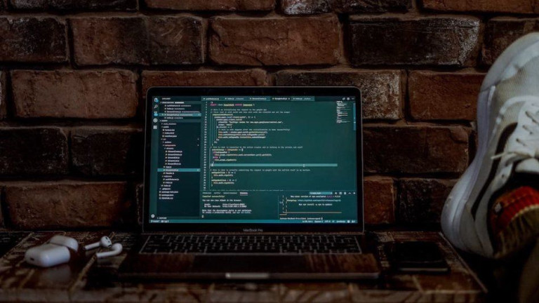 Desarrollador de software: qué es, qué hace y cómo formarte | UNIR FP